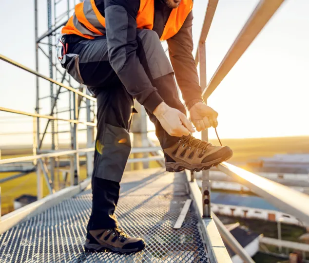 10 Rekomendasi Sepatu Safety Anti Statis untuk Teknisi Listrik